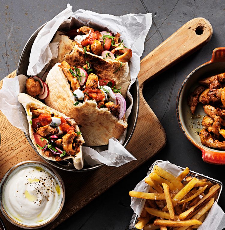 God kycklingkebab recept, strimlad kycklinglårfilé i pitabröd - middagstips