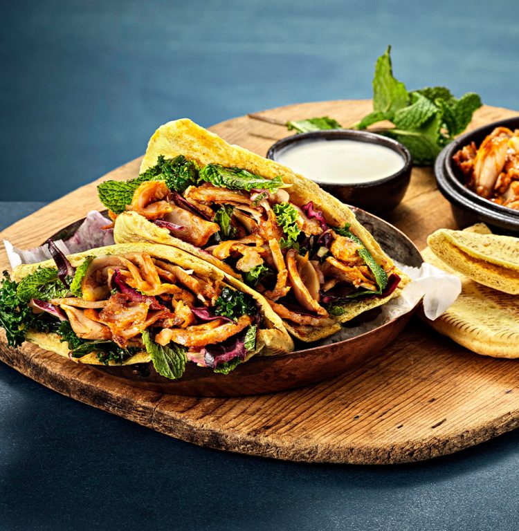 Kycklingkebab med bröd och vitlökssås - Kronfågel