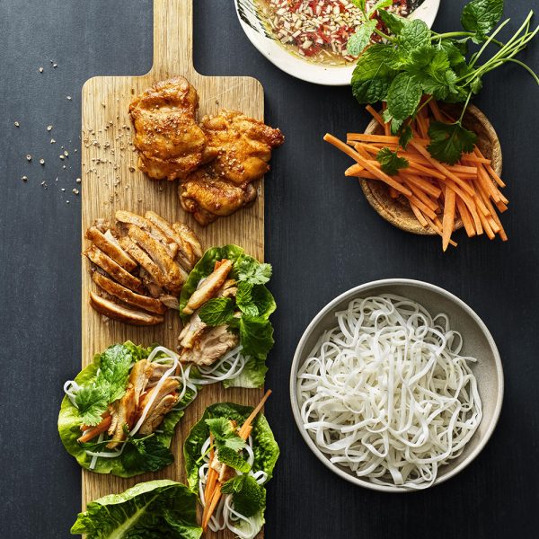 Kycklinglårfilé Teriyaki med ris och sallad på sojabönor | Kyckling ...