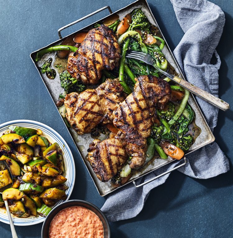 Grillad lårfilé ”hoisin” med smashed gurka och bladgrönsaker